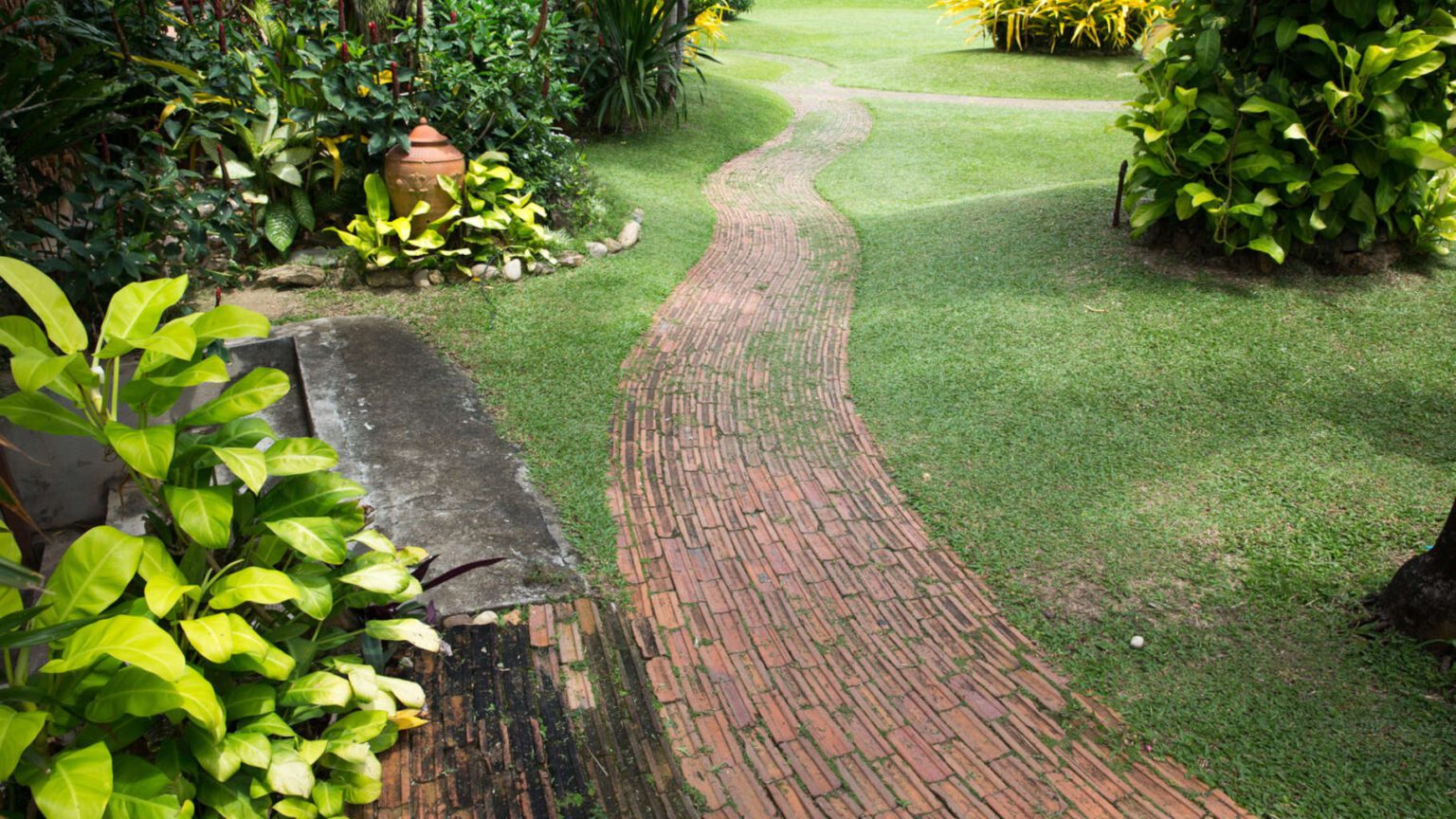 15 Garden Path and Walkway Ideas That Last for Timeless Appeal ...