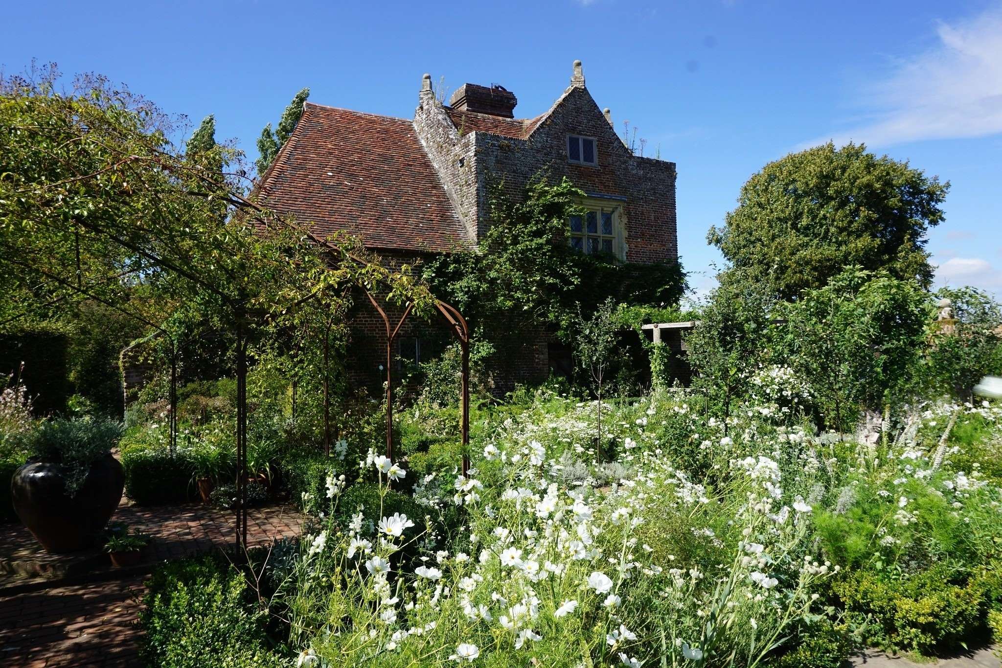 White Garden Ideas: Simple Elegance and Effortless Beauty - Gardening ...